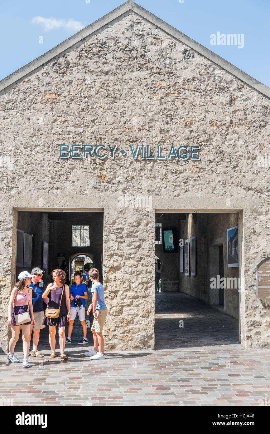 Outlet entrance hi-res stock photography and images - Alamy