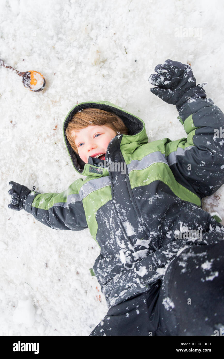 Young boy in snow hi-res stock photography and images - Alamy