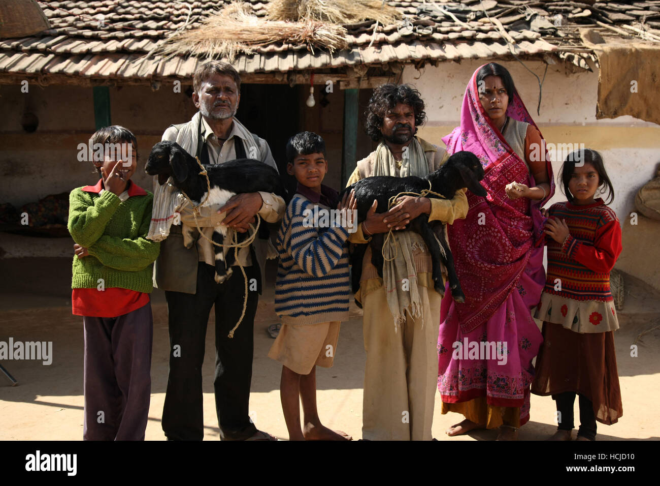 PEEPLI LIVE, (aka THE FALLING), Raghuvir Yadav (second from left ...
