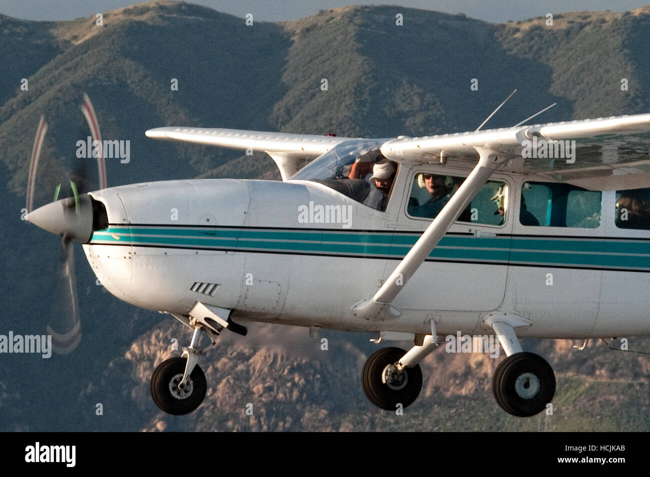 Plane flies over head people hi-res stock photography and images - Alamy