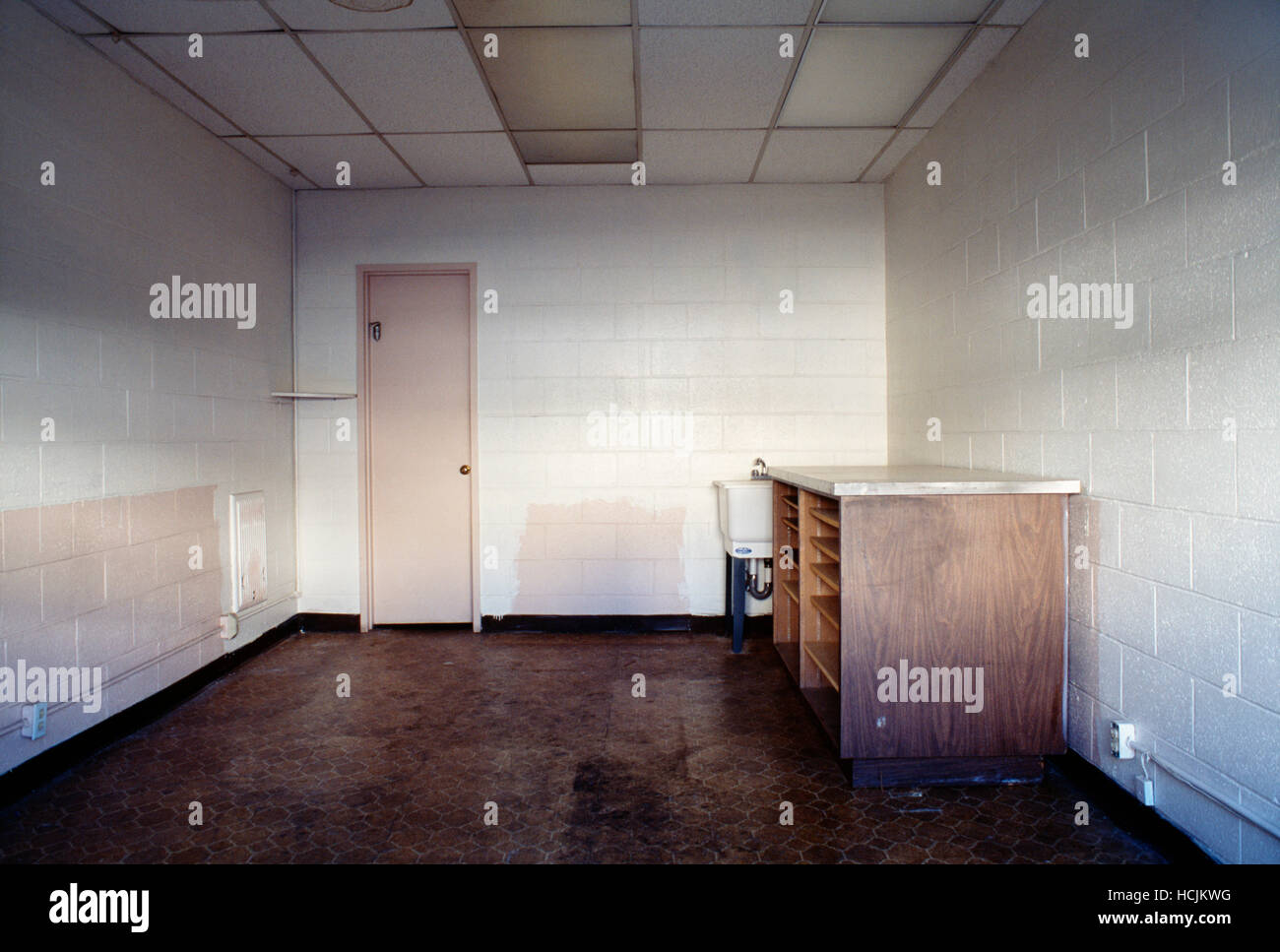 Empty office with desk and wash basin Stock Photo - Alamy