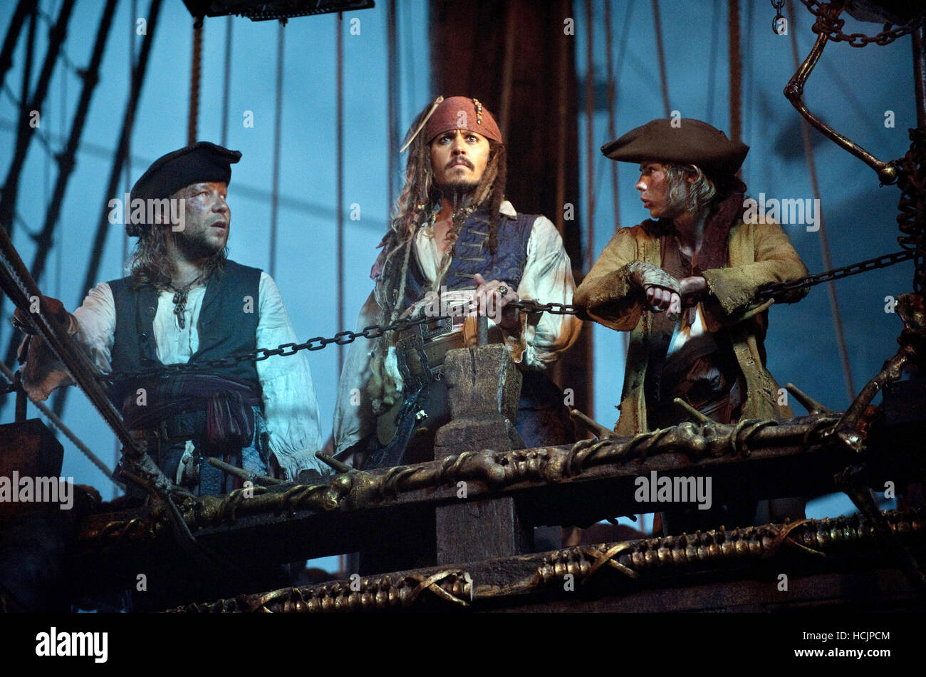 PIRATES OF THE CARIBBEAN: ON STRANGER TIDES, center: Johnny Depp, right ...