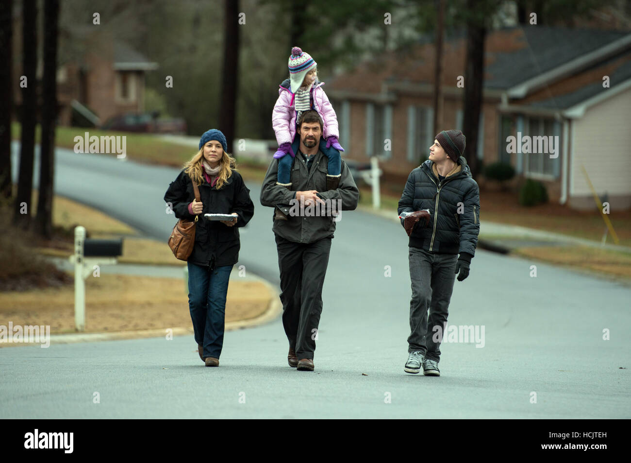 PRISONERS, from left: Maria Bello, Hugh Jackman, Erin Gerasimovich (top ...