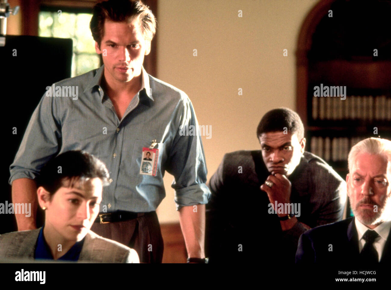 THE PUPPET MASTERS, Eric Thal (standing), Keith David (rear), Donald ...