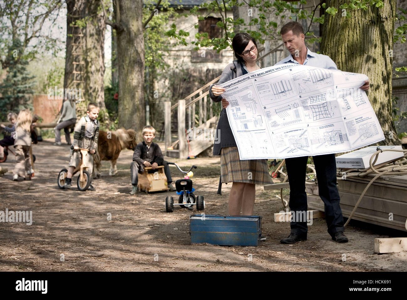 RABBIT WITHOUT EARS, (aka KEINOHRHASEN), Nora Tschirner (second from right), Til Schweiger ...
