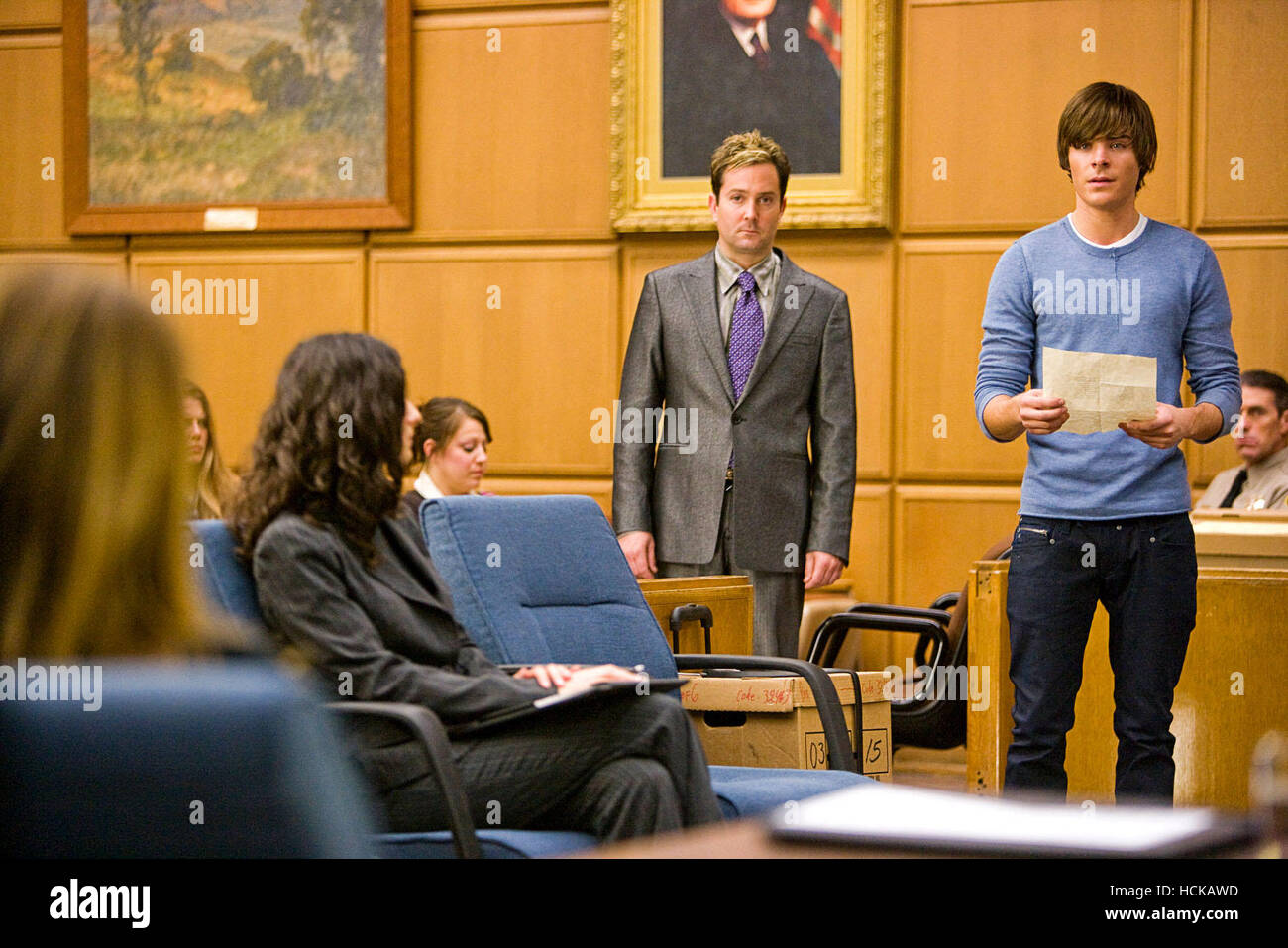 17 AGAIN, (aka SEVENTEEN AGAIN), Thomas Lennon (standing, center of ...