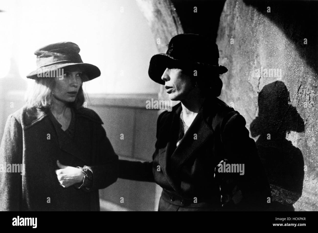 SHADOWS AND FOG, Mia Farrow, Lily Tomlin, 1992, (c) Orion/courtesy ...