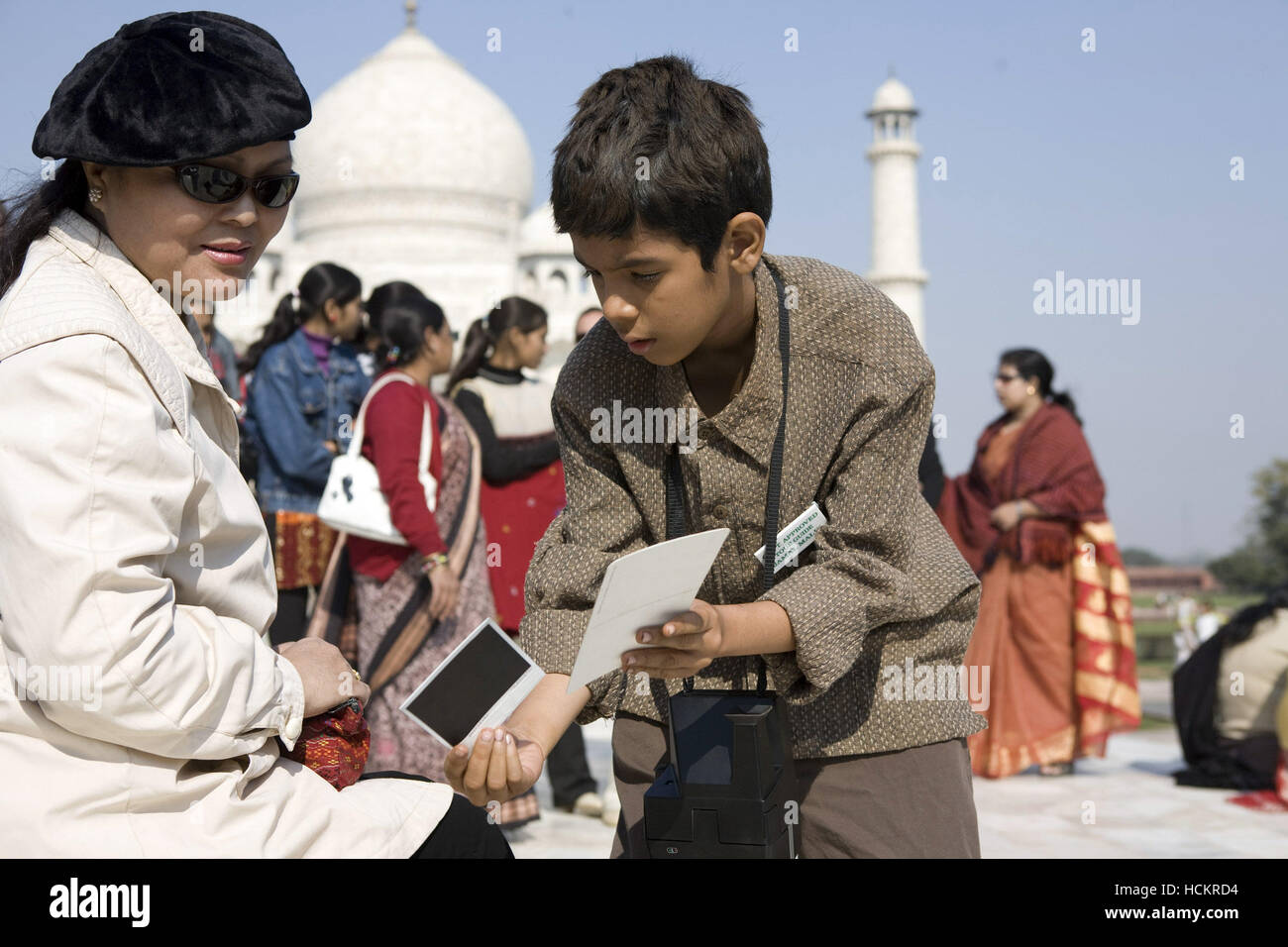 SLUMDOG MILLIONAIRE, foreground: Tanay Chheda (right), 2008. ©Fox ...