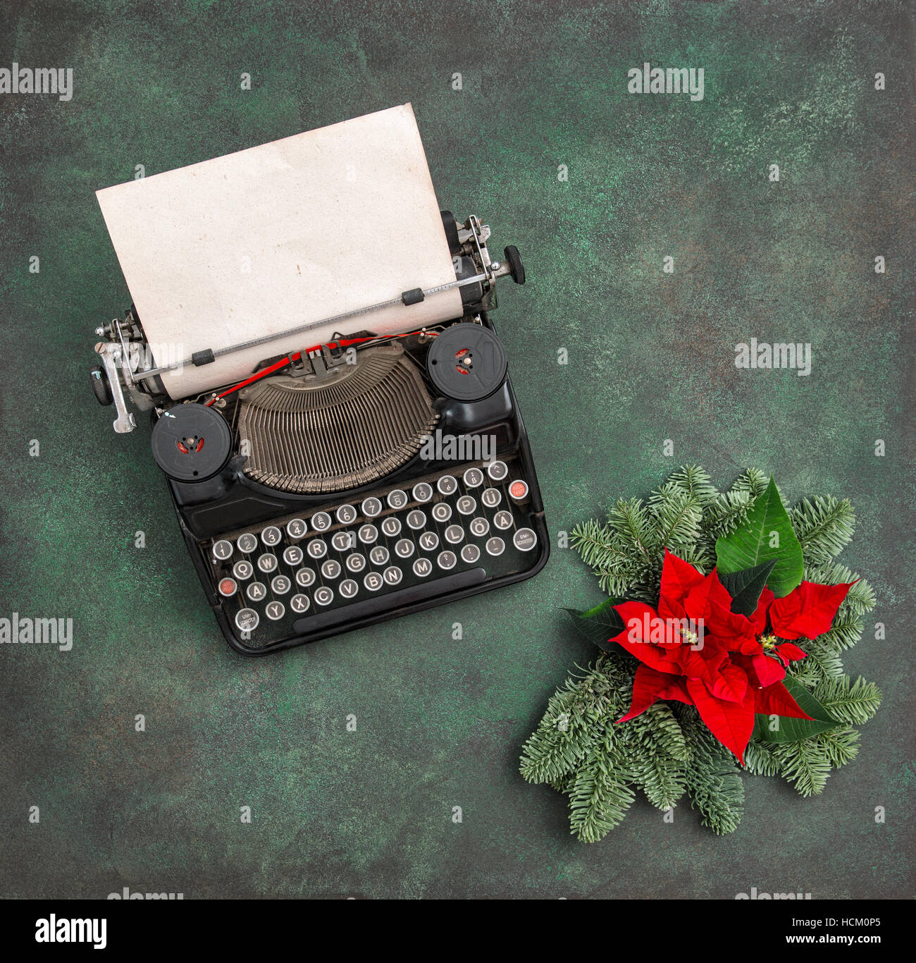 Typewriter with paper hi-res stock photography and images - Alamy