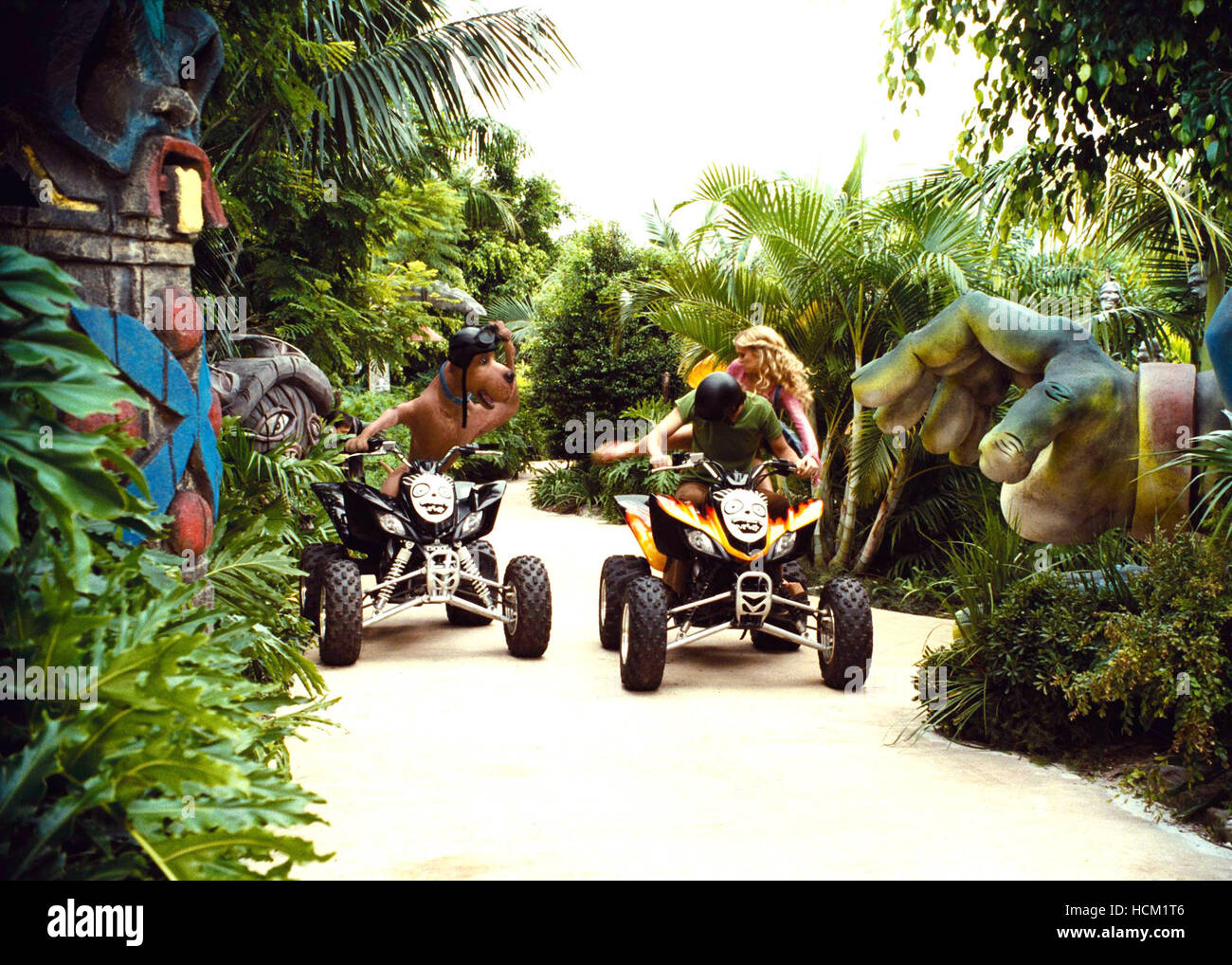 Isla fisher 2002 hi-res stock photography and images - Alamy