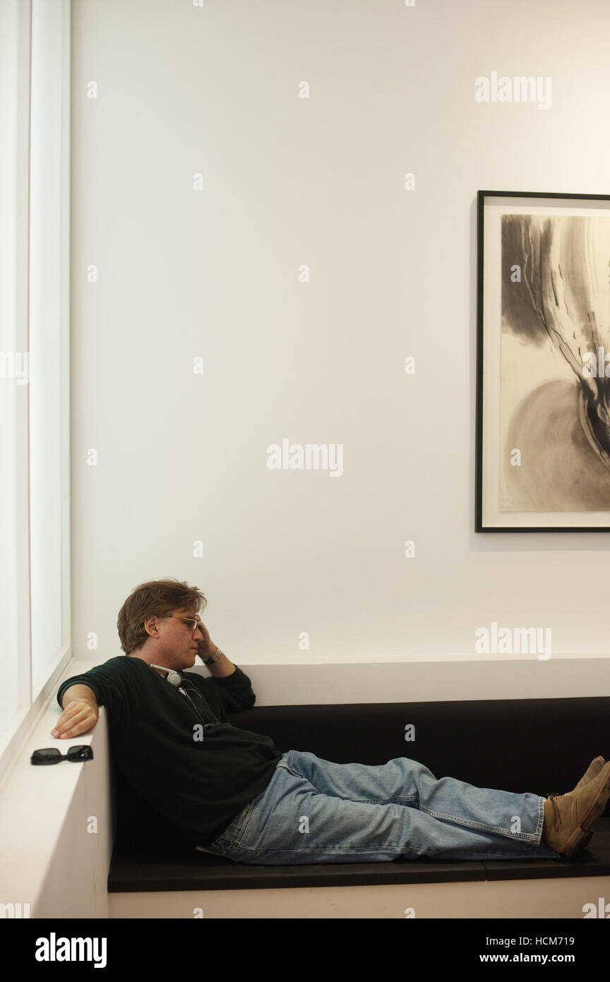 THE SOCIAL NETWORK, screenwriter Aaron Sorkin, on set, 2010. ph ...
