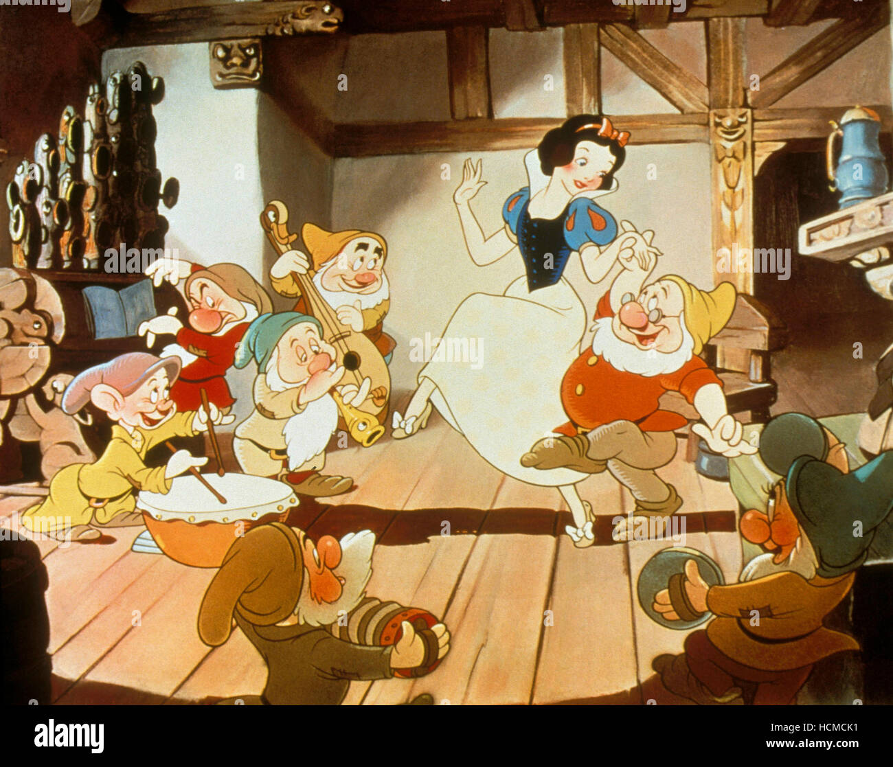 Grumpy sneezy doc dopey sleepy bashful happy hi-res stock photography ...