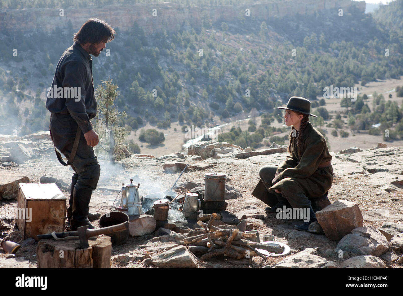 TRUE GRIT, from left: Josh Brolin, Hailee Steinfeld, 2010. Ph: Lorey ...