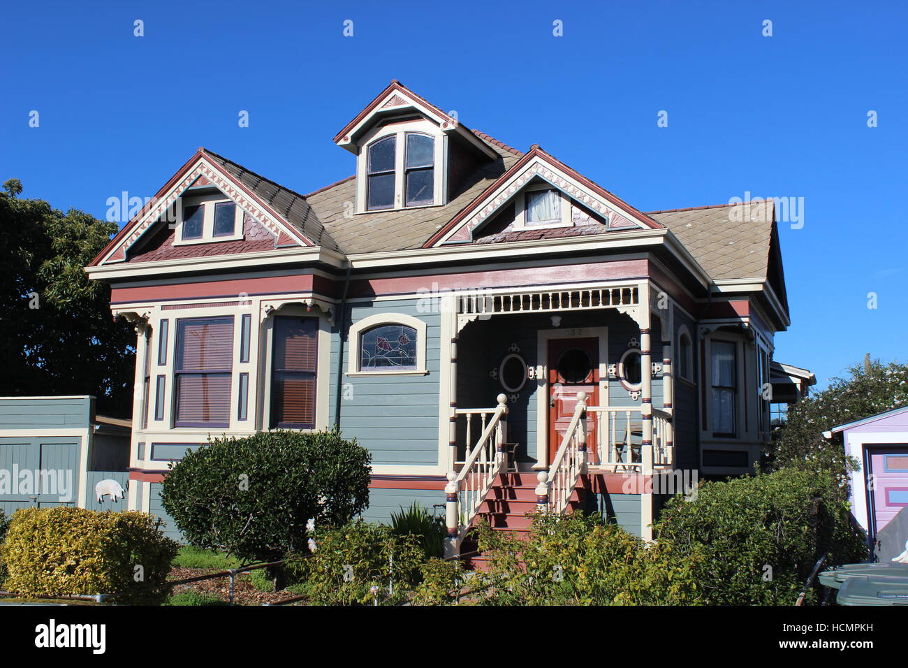 Queen anne victorian cottage hi-res stock photography and images - Alamy