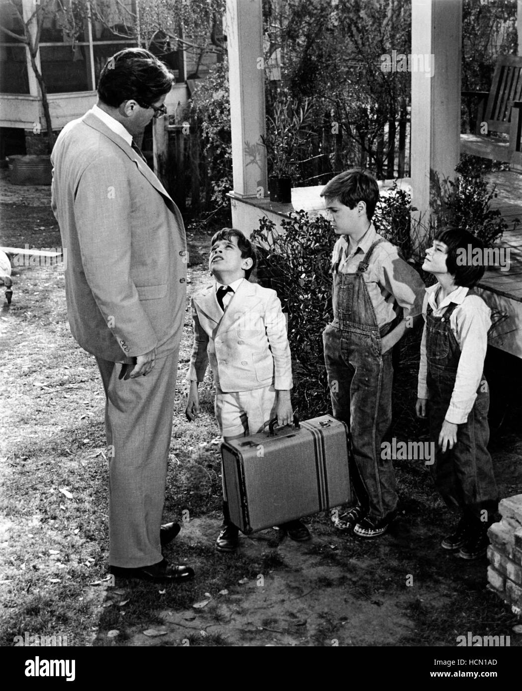 TO KILL A MOCKINGBIRD, from left: Gregory Peck, John Megna, Philip ...