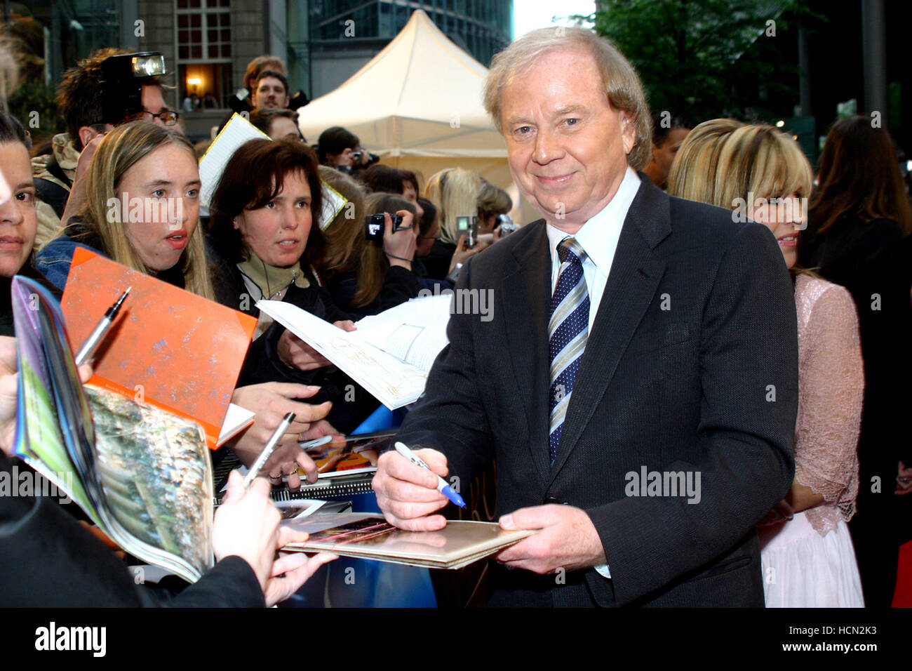 Director Woldgang Petersen signing autographs at the Berlin premiere of ...
