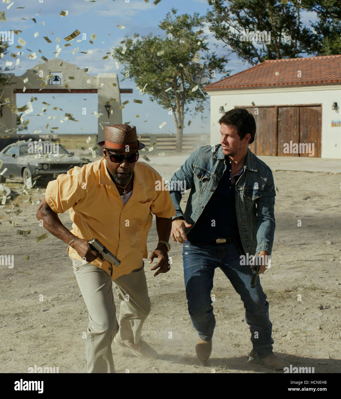 2 GUNS, (aka TWO GUNS), from left: Denzel Washington, Mark Wahlberg ...