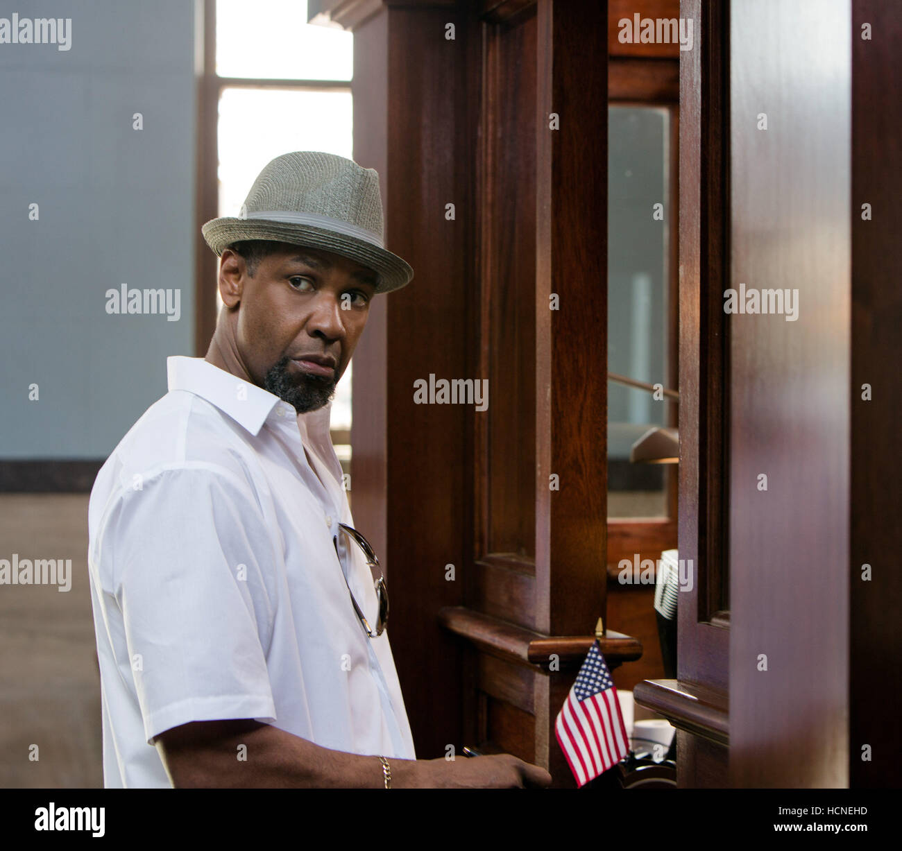 2 GUNS, (aka TWO GUNS), Denzel Washington, 2013. ph: Patti Perret ...