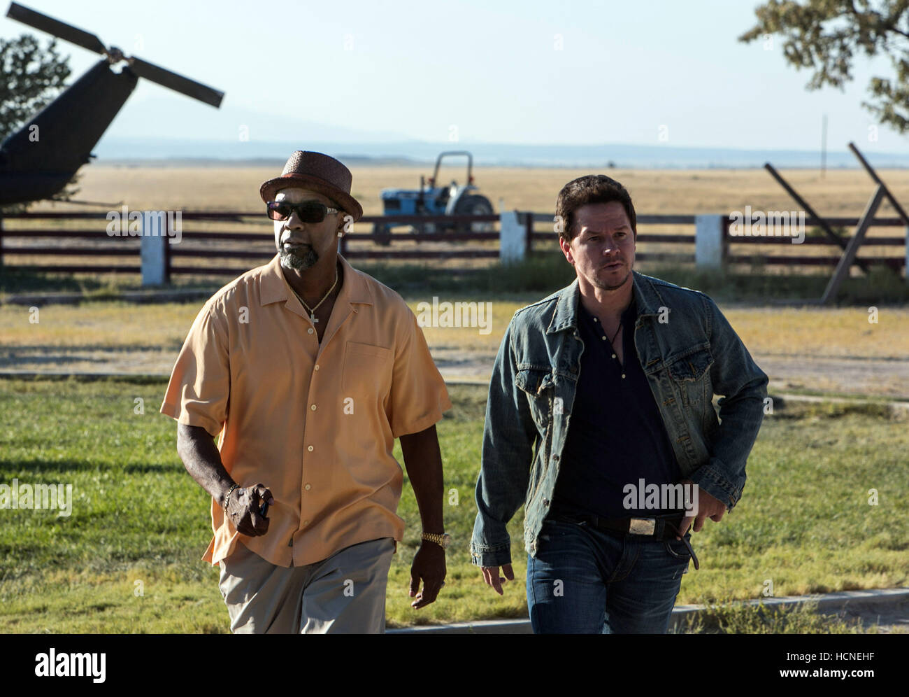 2 GUNS, (aka TWO GUNS), from left: Denzel Washington, Mark Wahlberg ...