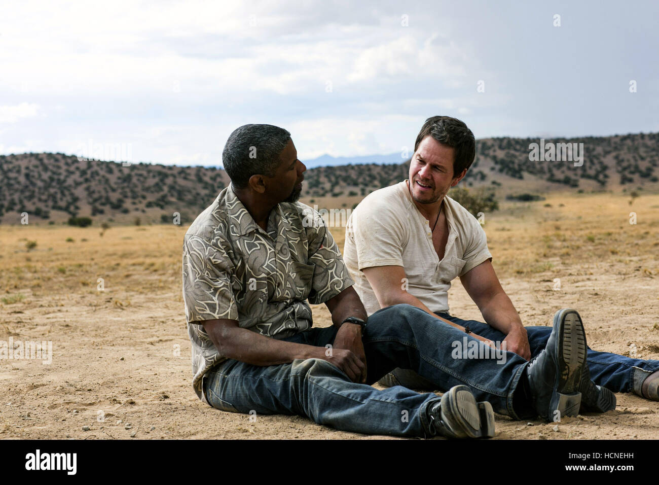 2 GUNS, (aka TWO GUNS), from left: Denzel Washington, Mark Wahlberg ...