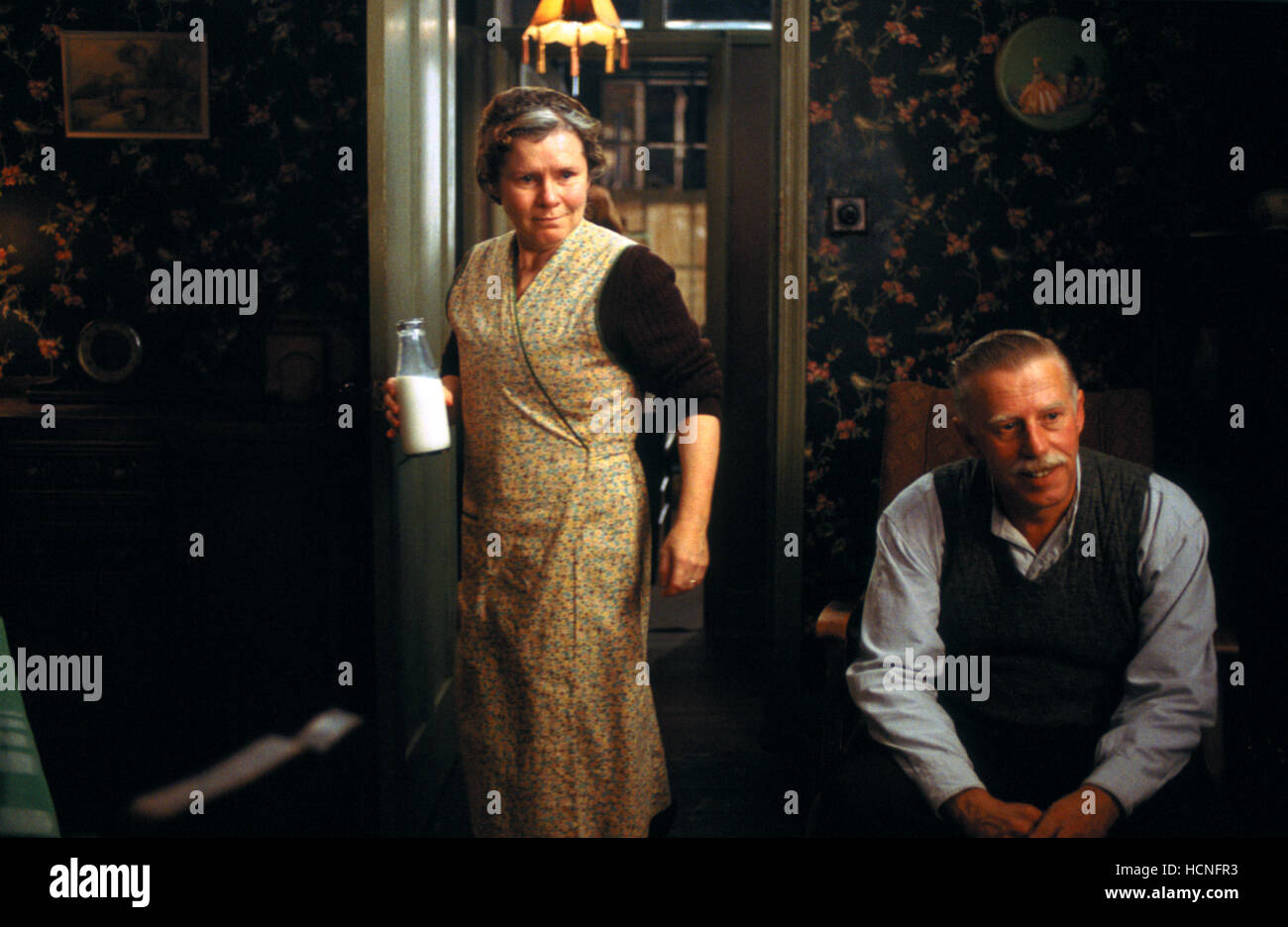 VERA DRAKE, Imelda Staunton, Phil Davis, 2004, (c) Fine Line/courtesy ...
