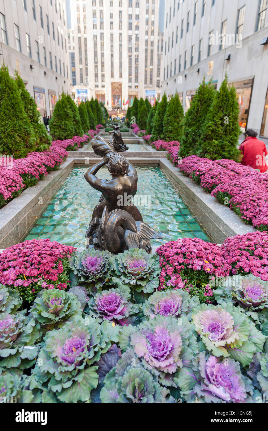 Bronze channel garden gardens hi-res stock photography and images - Alamy