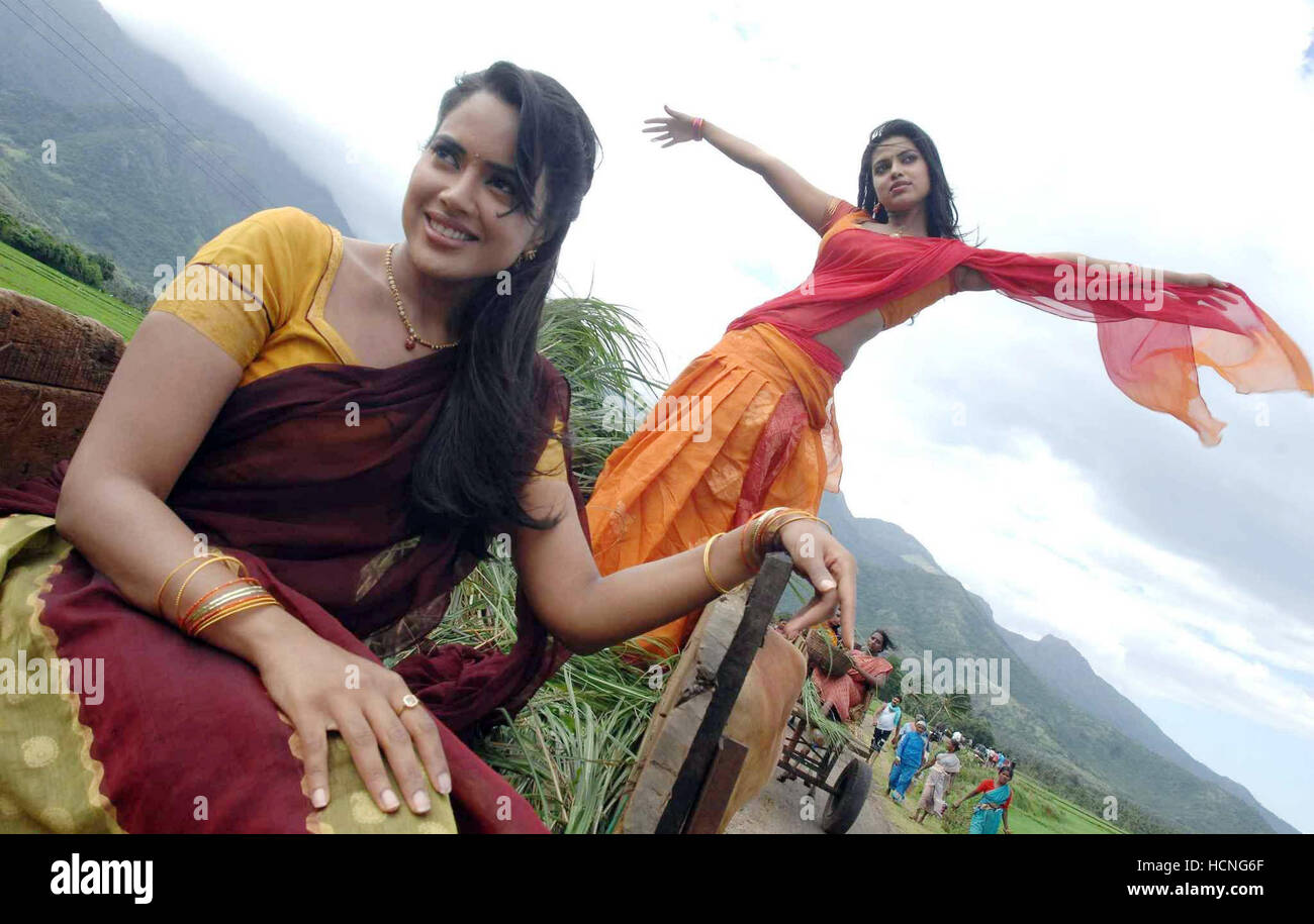 VETTAI, Sameera Reddy, Amala Paul, 2012. ©UTV Motion Pictures/Courtesy ...
