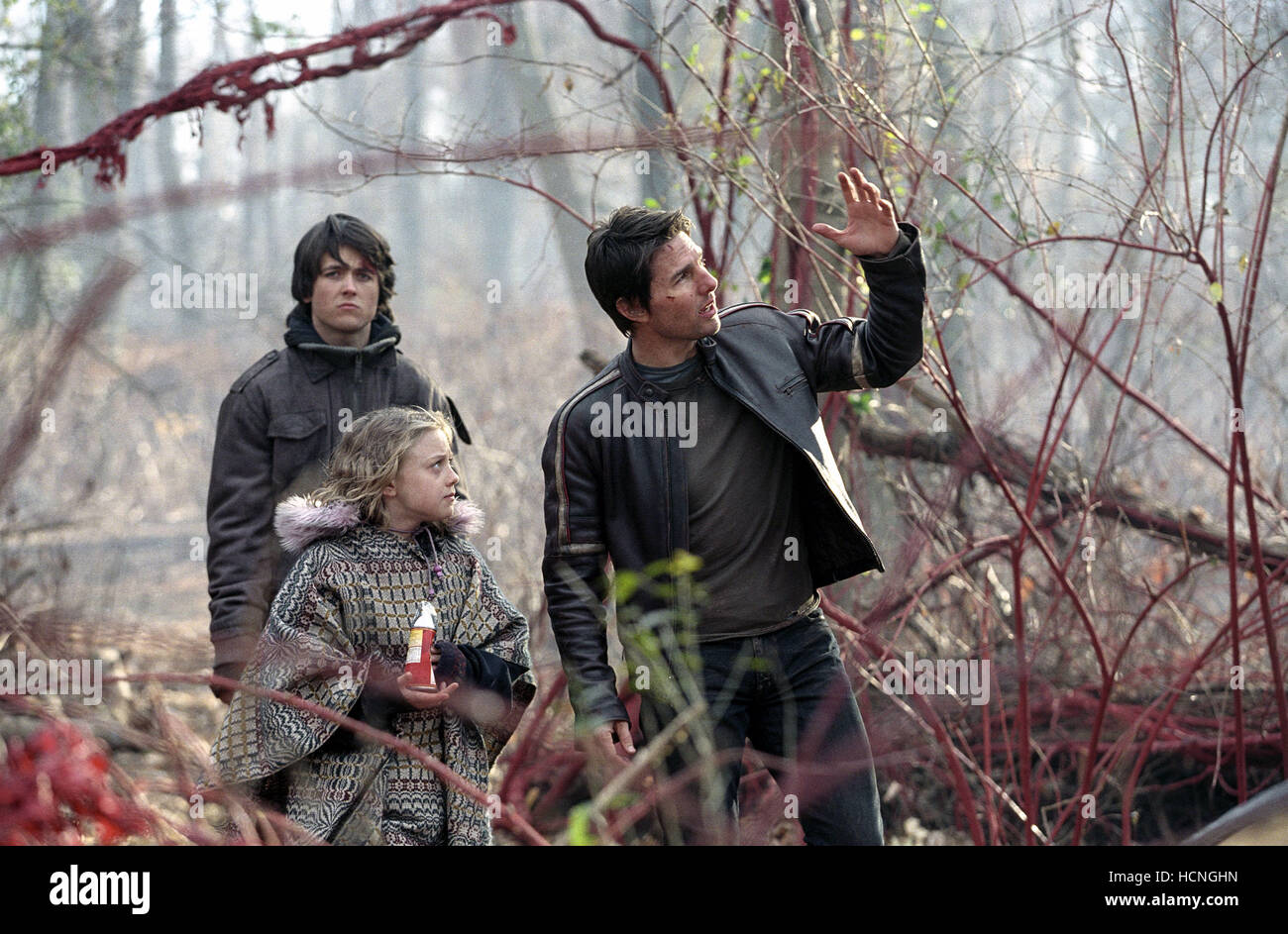 WAR OF THE WORLDS, Justin Chatwin, Dakota Fanning, Tom Cruise, 2005, (c ...