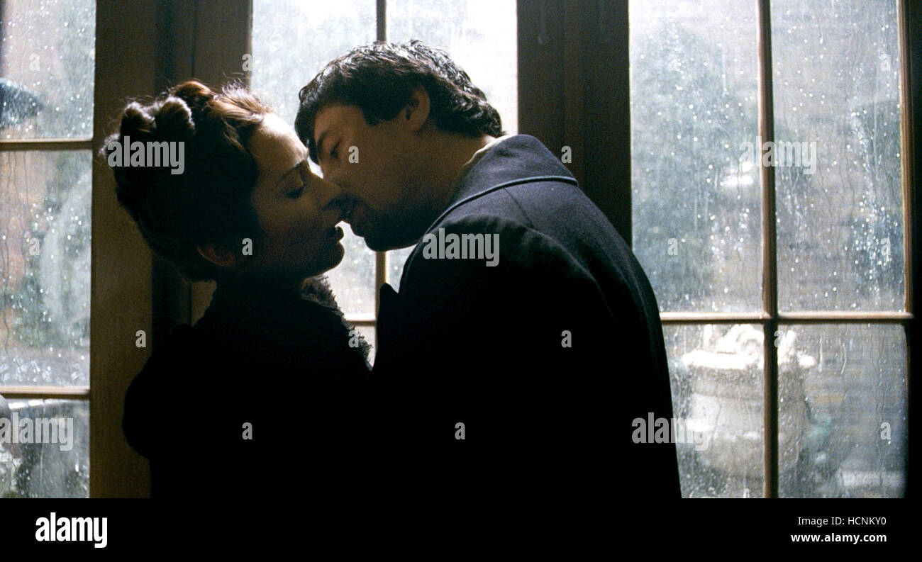 THE WOLFMAN, from left: Emily Blunt, Benicio Del Toro, 2010. ©Universal ...