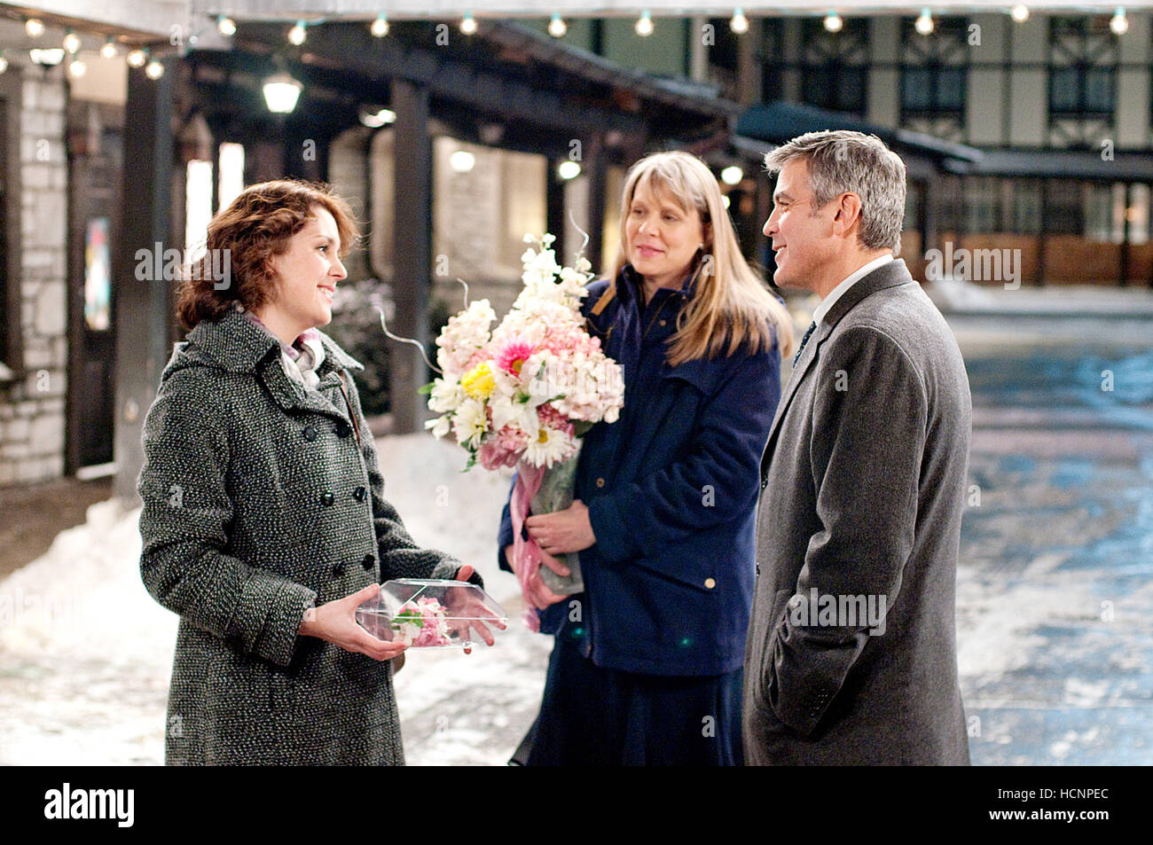 UP IN THE AIR, from left: Melanie Lynskey, Amy Morton, George Clooney ...