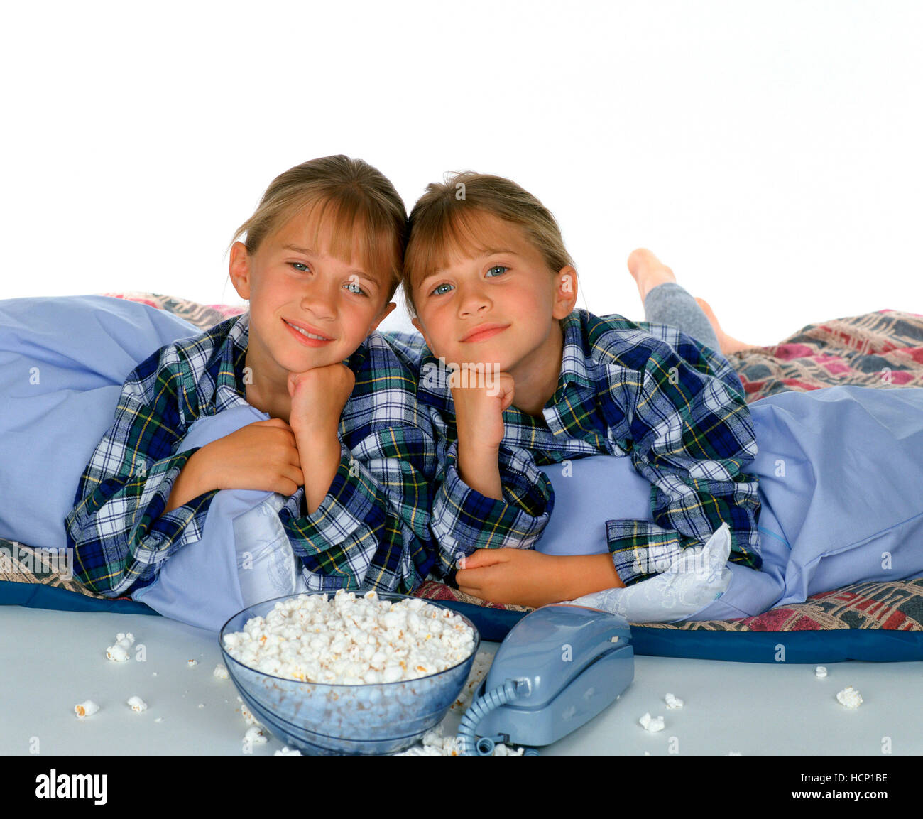 YOU'RE INVITED TO MARY-KATE & ASHLEY'S SLEEPOVER PARTY, from left: Mary ...