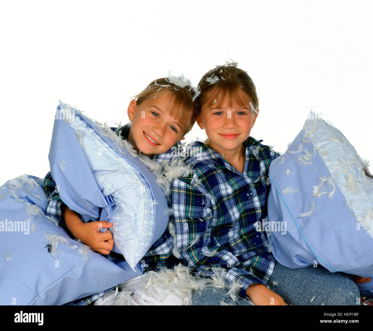 YOU'RE INVITED TO MARY-KATE & ASHLEY'S SLEEPOVER PARTY, from left: Mary ...