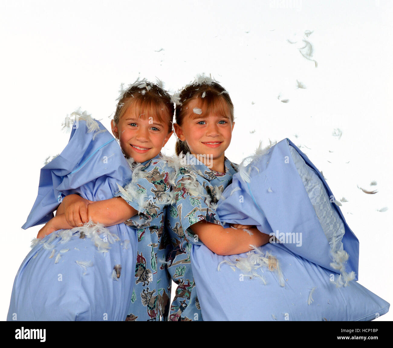 YOU'RE INVITED TO MARY-KATE & ASHLEY'S SLEEPOVER PARTY, from left: Mary ...