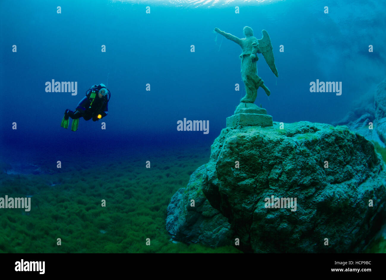 Diver statue hi-res stock photography and images - Alamy