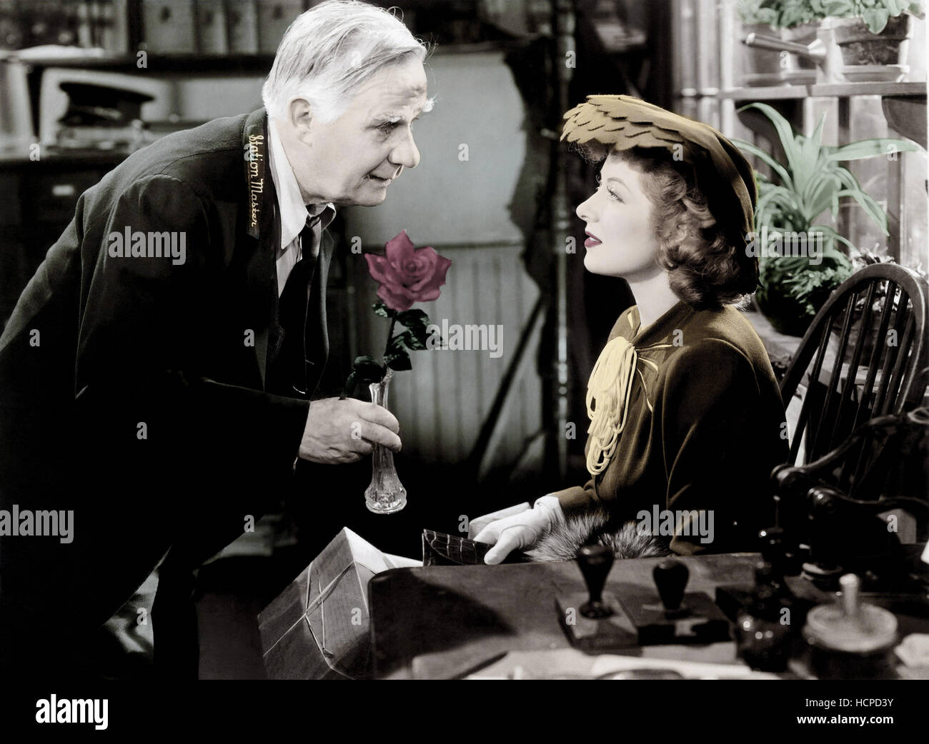 MRS. MINIVER, from left: Henry Travers, Greer Garson, 1942 Stock Photo ...