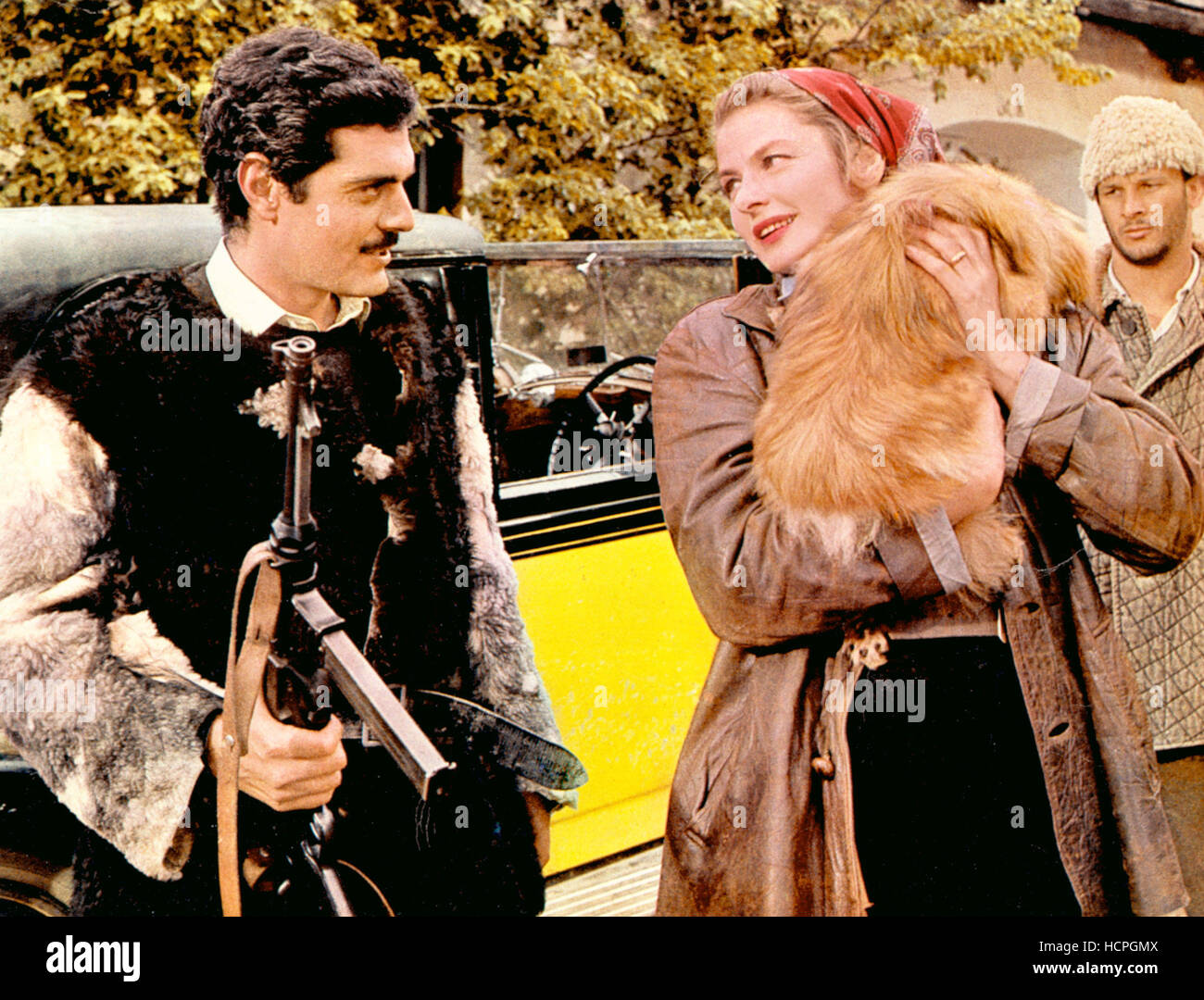 THE YELLOW ROLLS-ROYCE, Omar Sharif, Ingrid Bergman, 1965 Stock Photo ...