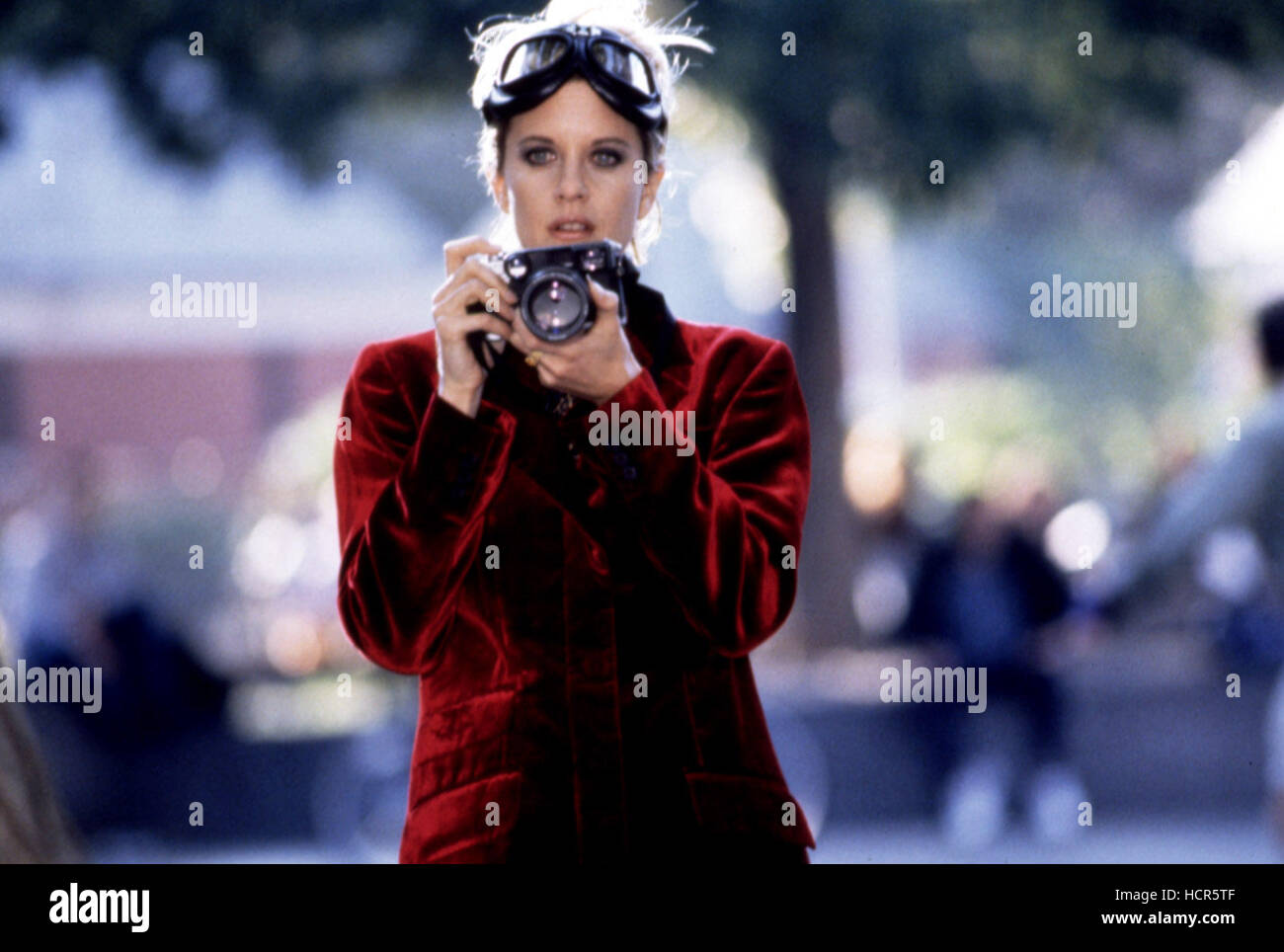 ADDICTED TO LOVE, Meg Ryan (with Leica camera), 1997 Stock Photo - Alamy