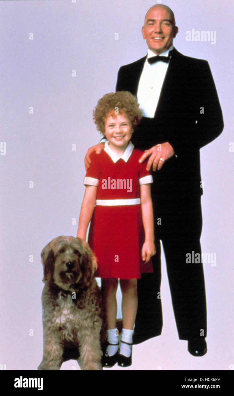 ANNIE, Sandy the dog, Aileen Quinn, Albert Finney, 1982 Stock Photo - Alamy