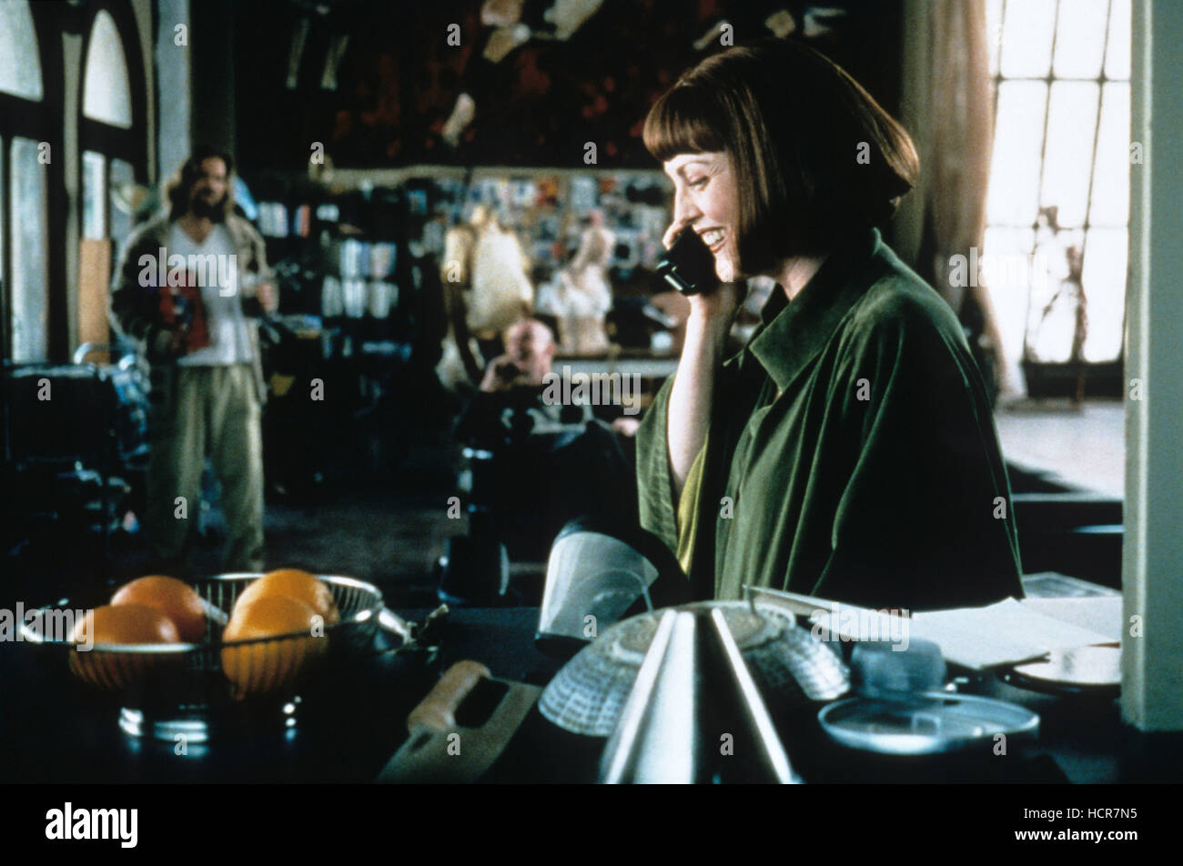 THE BIG LEBOWSKI, Jeff Bridges (standing rear), Julianne Moore (front ...