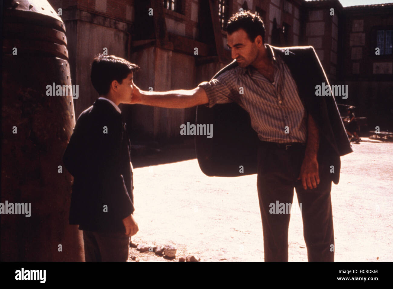 THE DEVIL'S BACKBONE, (aka EL ESPINAZO DEL DIABLO), Fernando Tielve ...