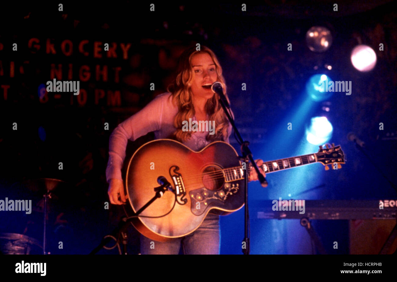 COYOTE UGLY, Piper Perabo, 2000, singing at an open mike talent show ...