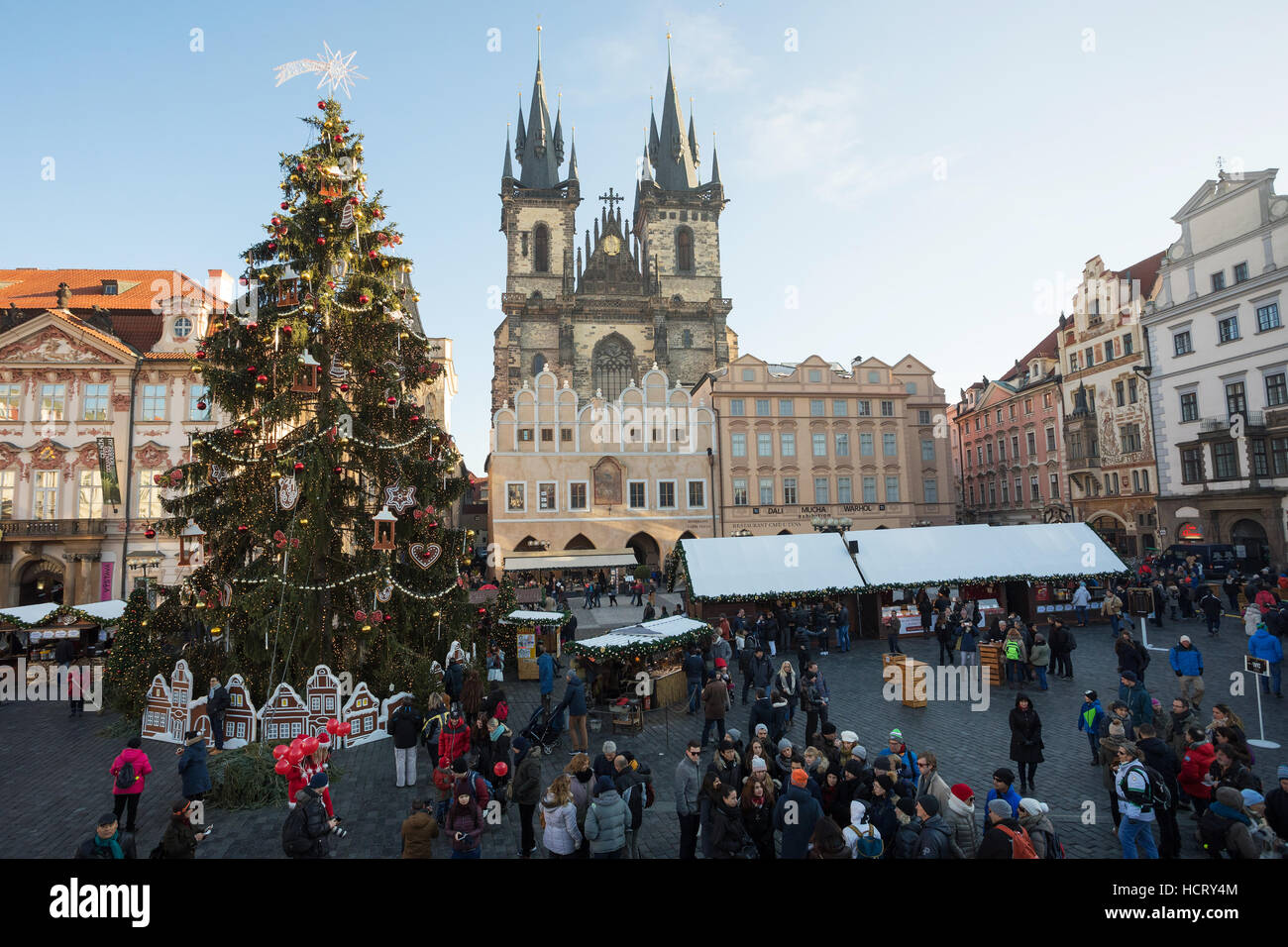 PRAGUE, CZECH REPUBLIC - DECEMBER 3, 2016: Peoples on the famous advent ...
