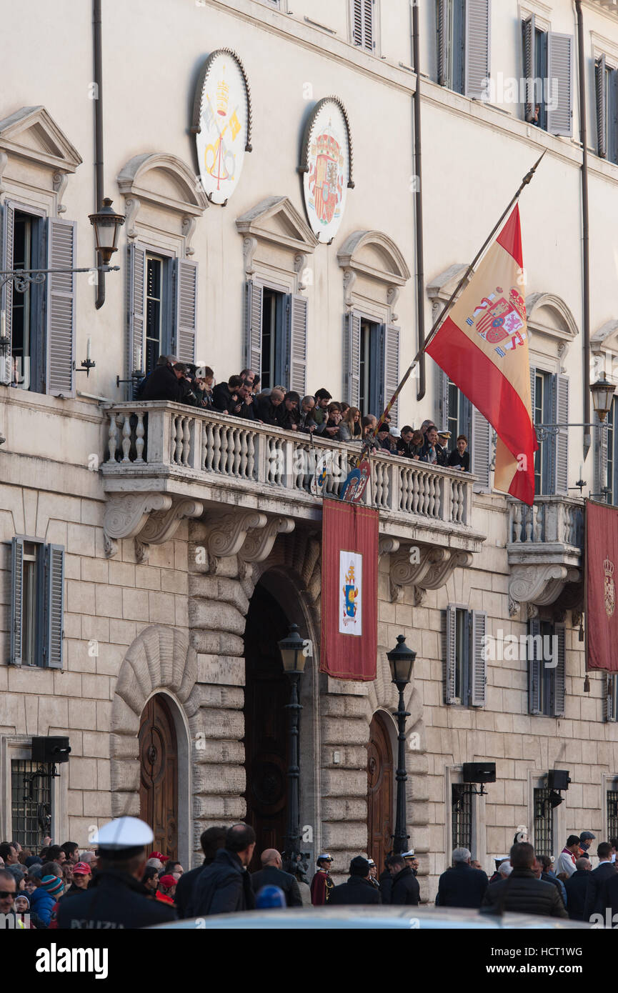 Rome, Italy. 08th Dec, 2016. Pope Francis as tradition went in Piazza ...