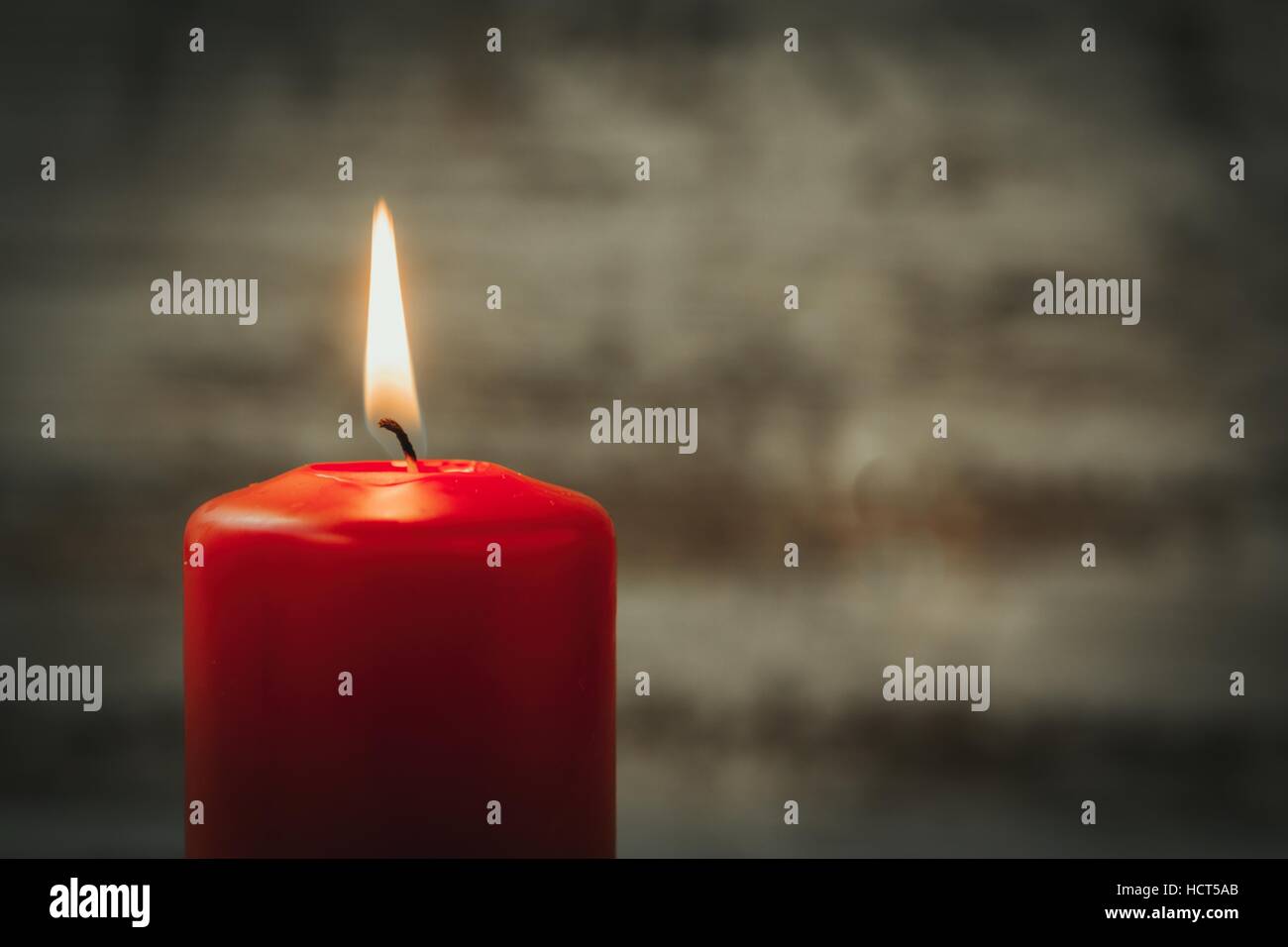 Red Christmas candle on a white wooden background Stock Photo - Alamy