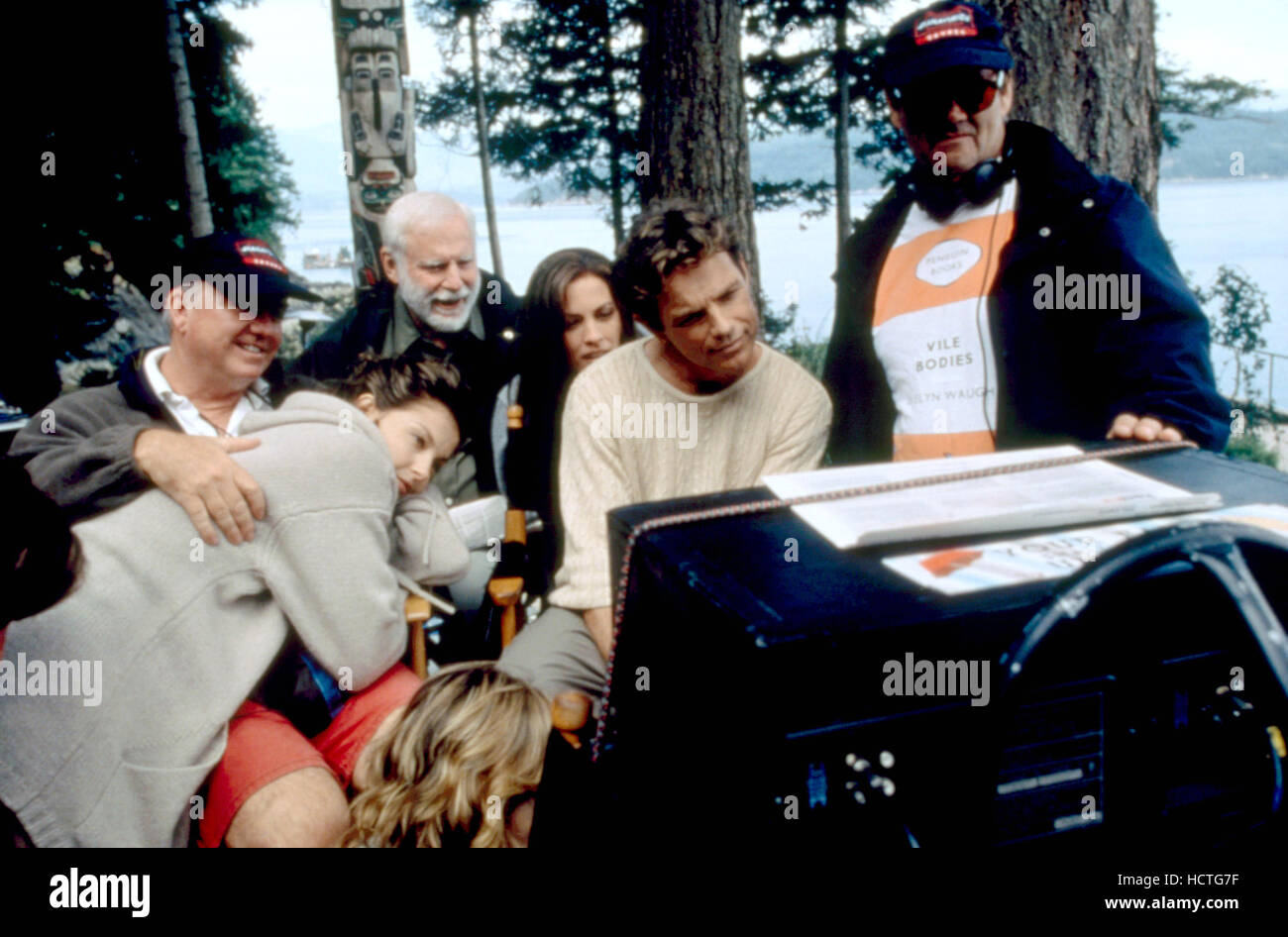 DOUBLE JEOPARDY, Ashley Judd (laying down), producer Leonard Goldberg ...