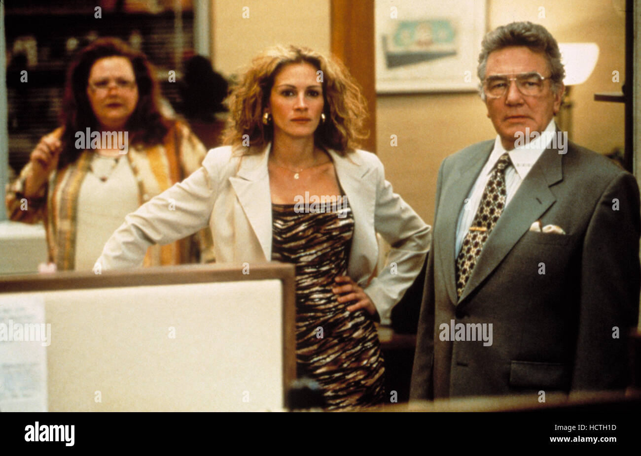 ERIN BROCKOVICH, Conchata Ferrell, Julia Roberts, Albert Finney, 2000 ...