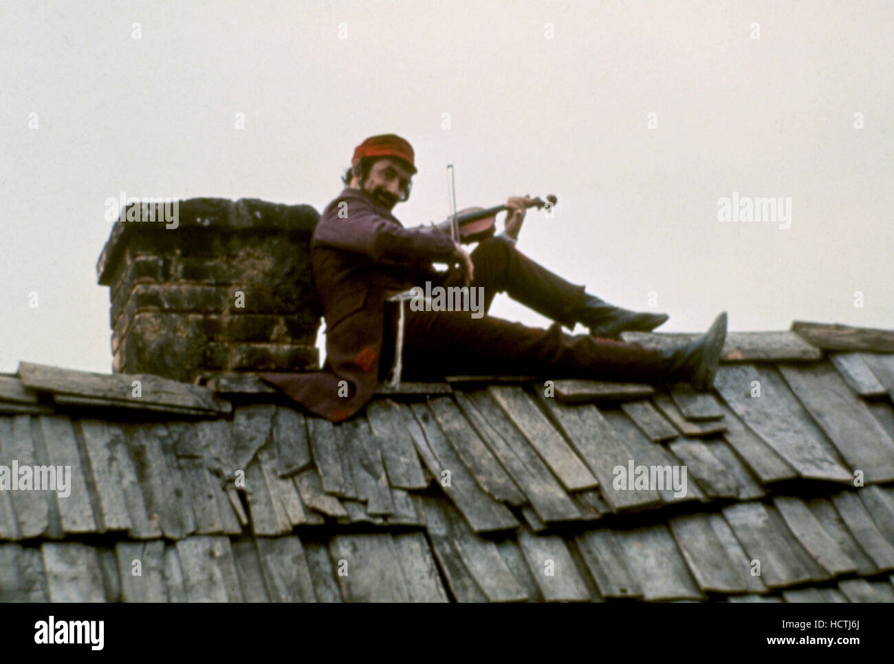 FIDDLER ON THE ROOF, Tutte Lemkow, 1971 Stock Photo - Alamy