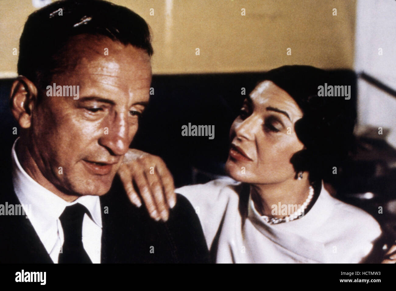 THE HINDENBURG, George C. Scott, Anne Bancroft, 1975 Stock Photo - Alamy