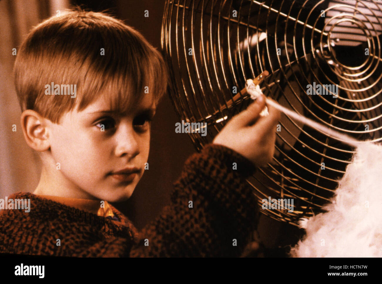HOME ALONE, Macaulay Culkin, 1990. TM & Copyright (c) 20th Century Fox ...