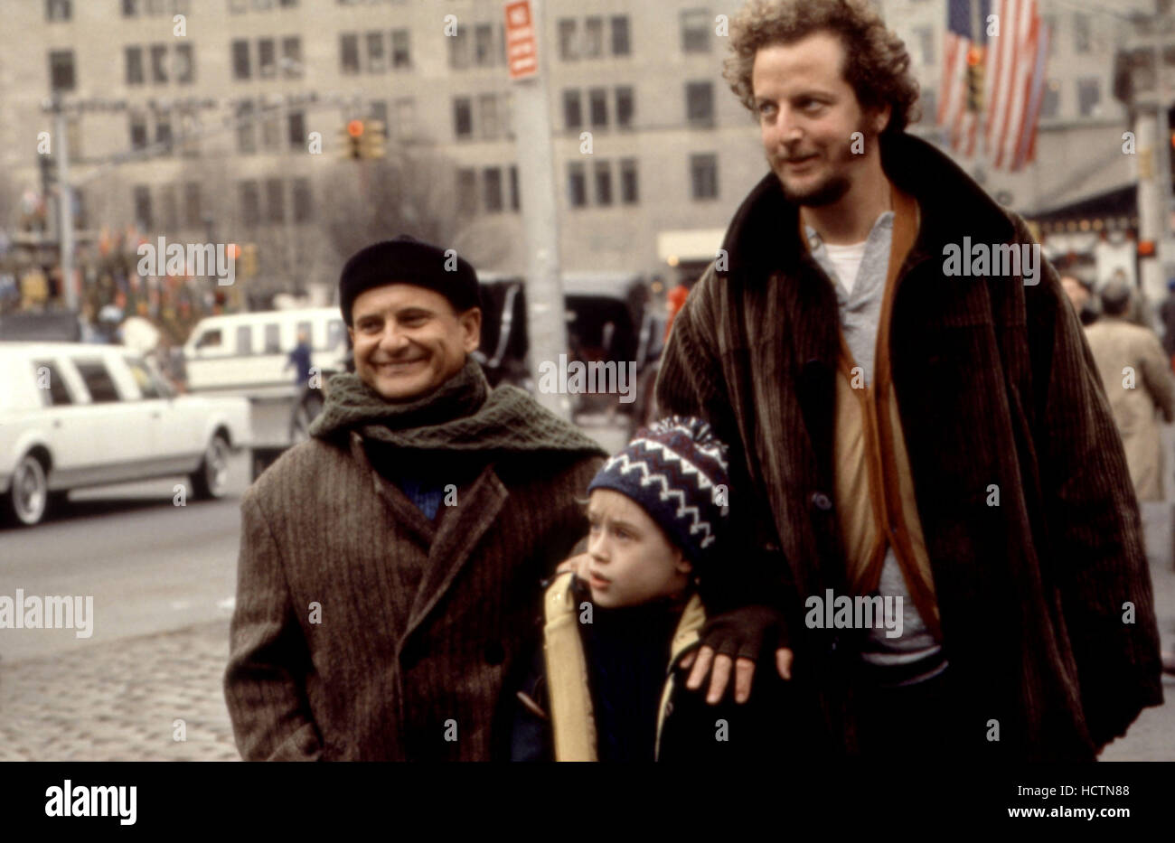 HOME ALONE 2: LOST IN NEW YORK, Joe Pesci, Macaulay Culkin, Daniel Stern, 1992, TM and Copyright ...